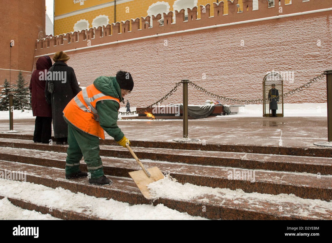 Sweeping snow on the steps by the Tomb of the Unknown Soldier Stock ...