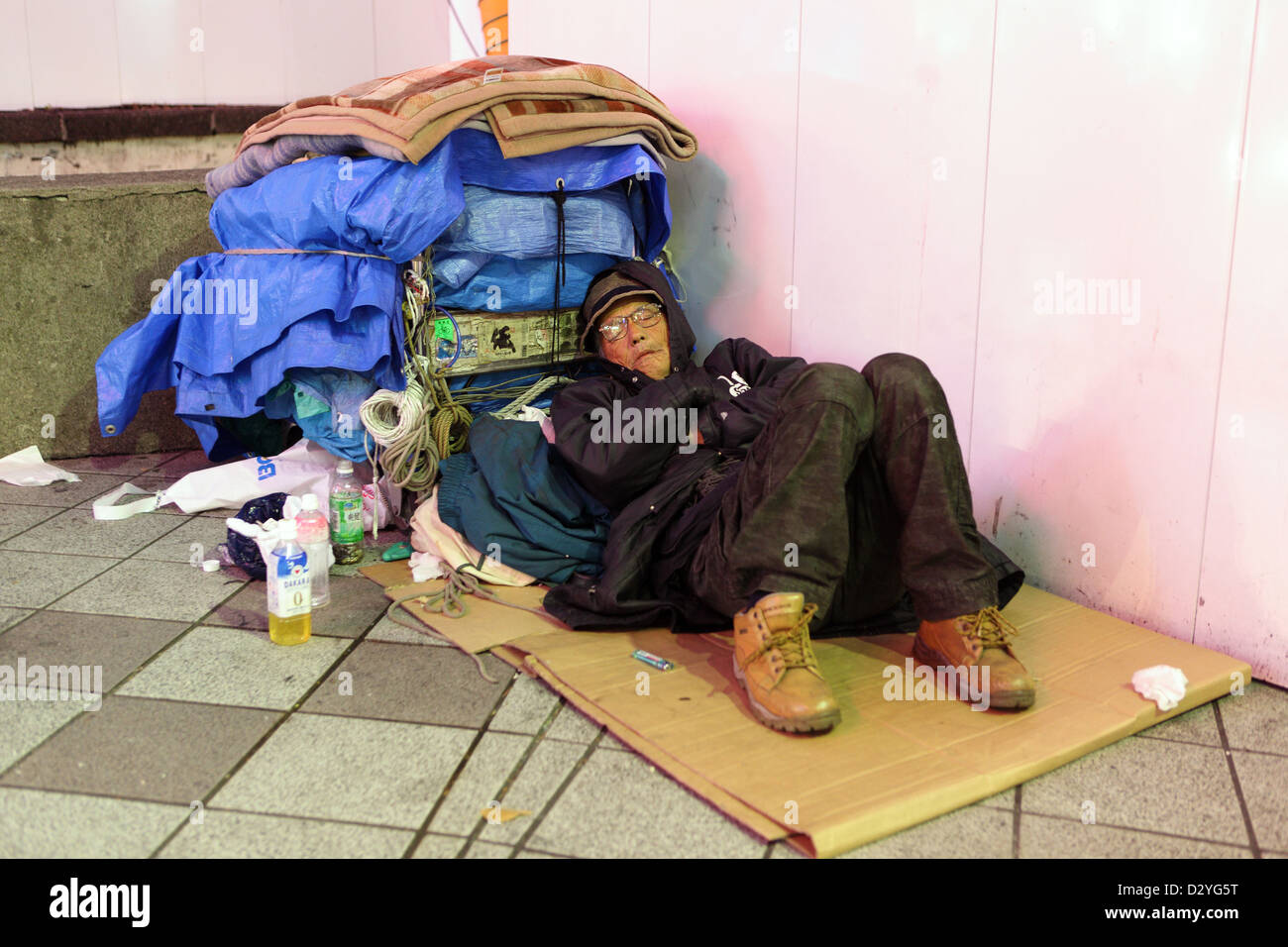 Tokyo, Japan, symbol Photo poverty, a man is sleeping on the street ...