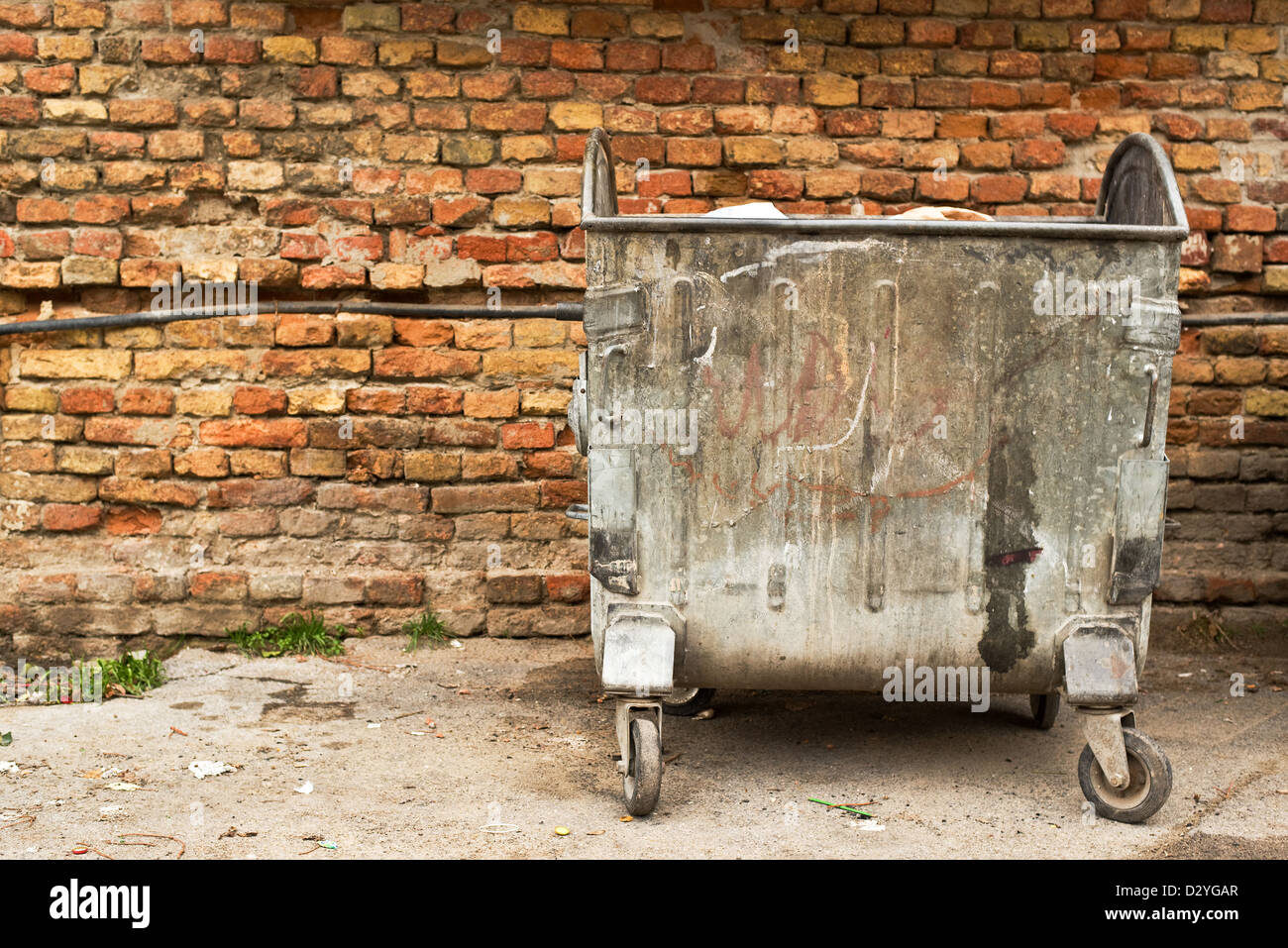 Old metal containers hi-res stock photography and images - Alamy