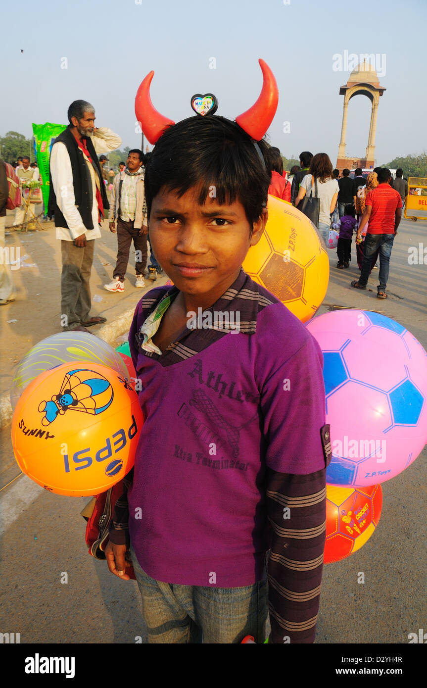 Boy selling balloon at India Gate Stock Photo - Alamy
