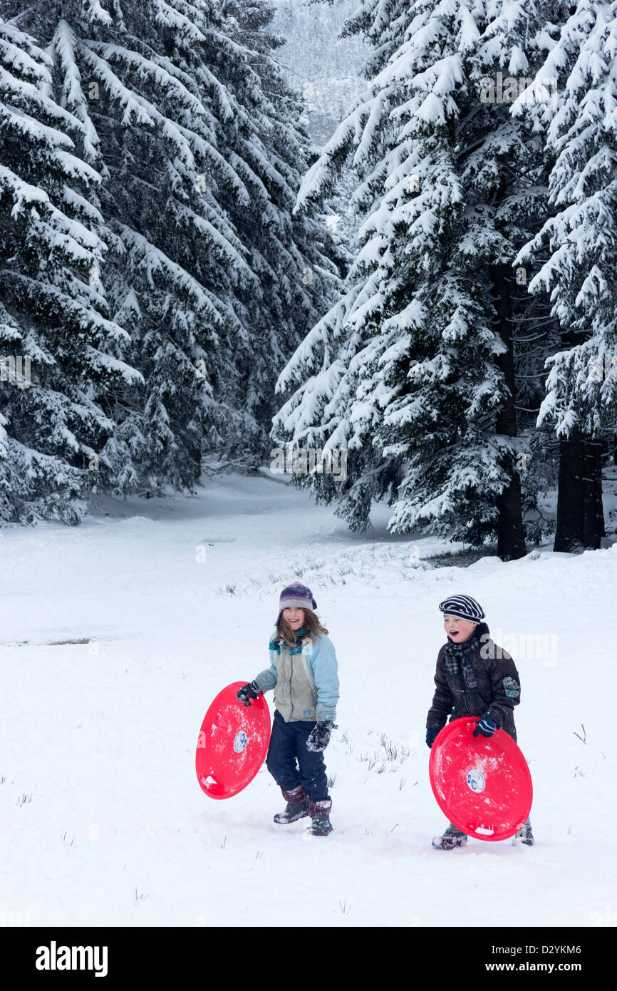 Boy and girl sledging hi-res stock photography and images - Alamy
