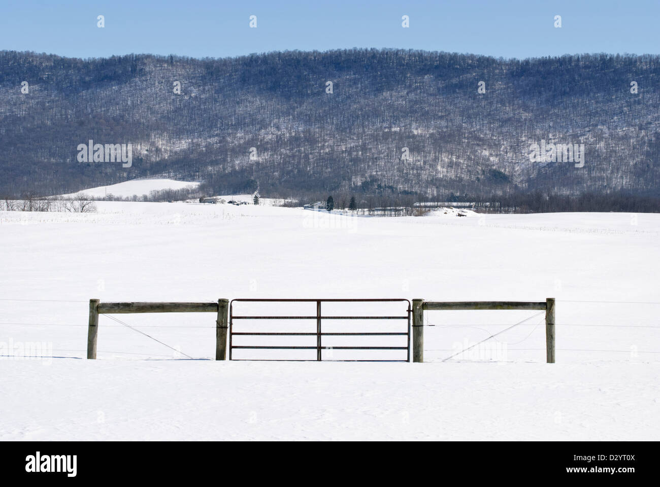Winter snow scene farm gate hi-res stock photography and images - Alamy