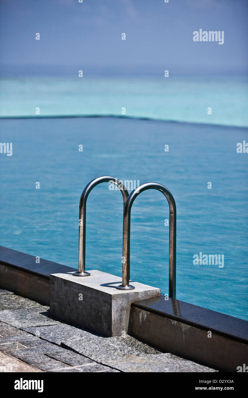 Infinity pool maldives hi-res stock photography and images - Alamy