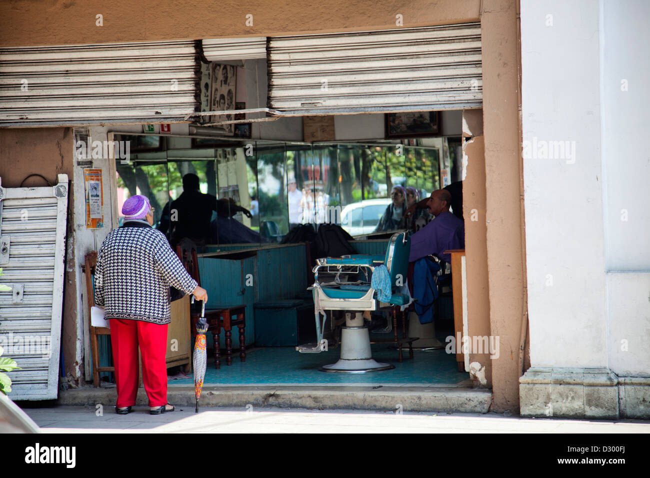 Local Mens Hairdresser Barbers in Oaxaca - Mexico Stock Photo - Alamy