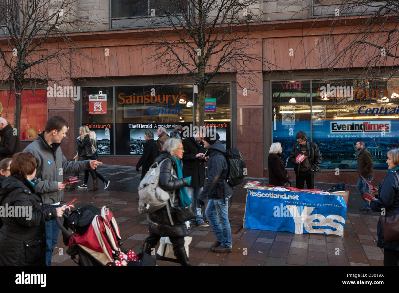'Yes Scotland' pro-independence leafleting and campaign team, in ...
