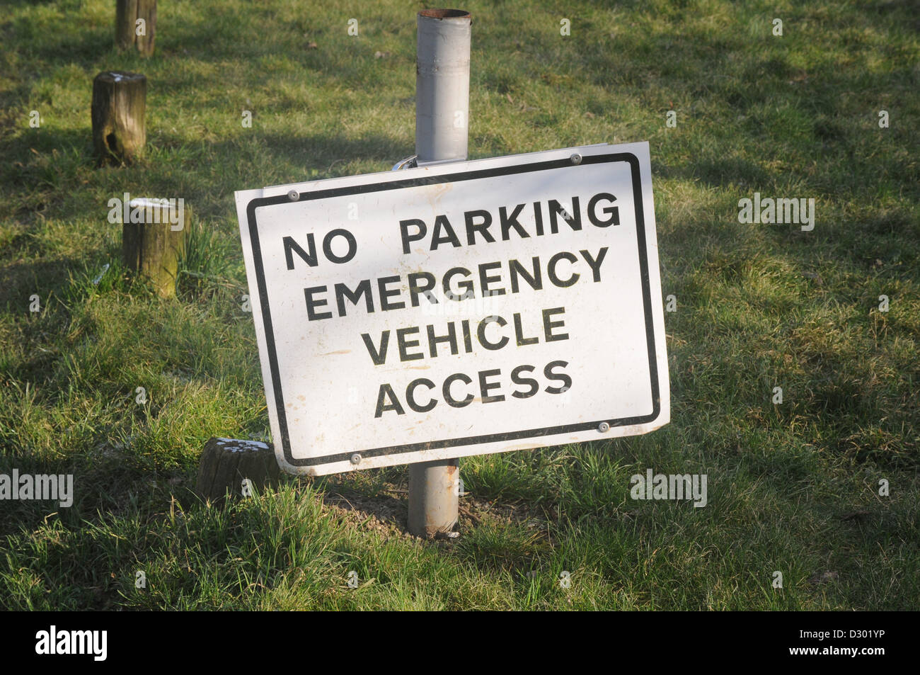 "No parking emergency vehicle access" road sign, signpost Stock Photo ...