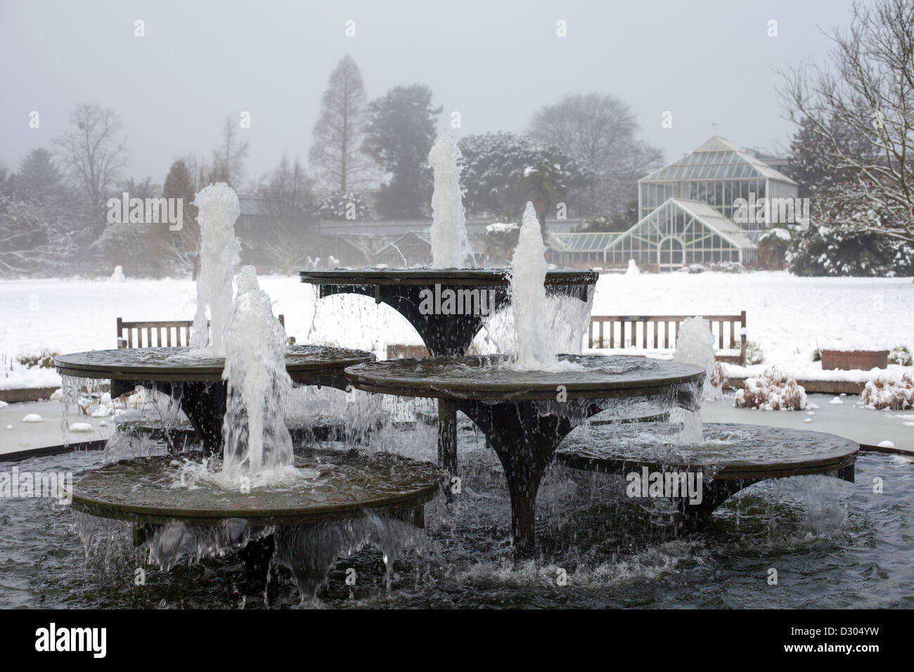 Fountain Cambridge University Botanical gardens Stock Photo - Alamy