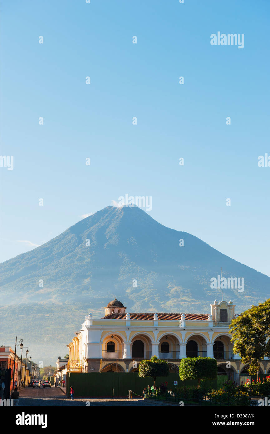Volcan antigua guatemala hi-res stock photography and images - Alamy