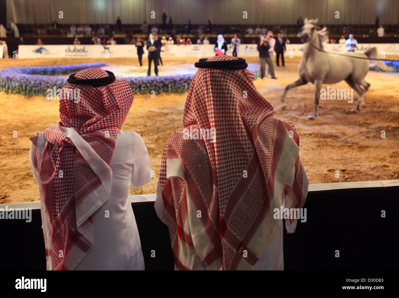 Emirates traditional costumes hi-res stock photography and images - Alamy