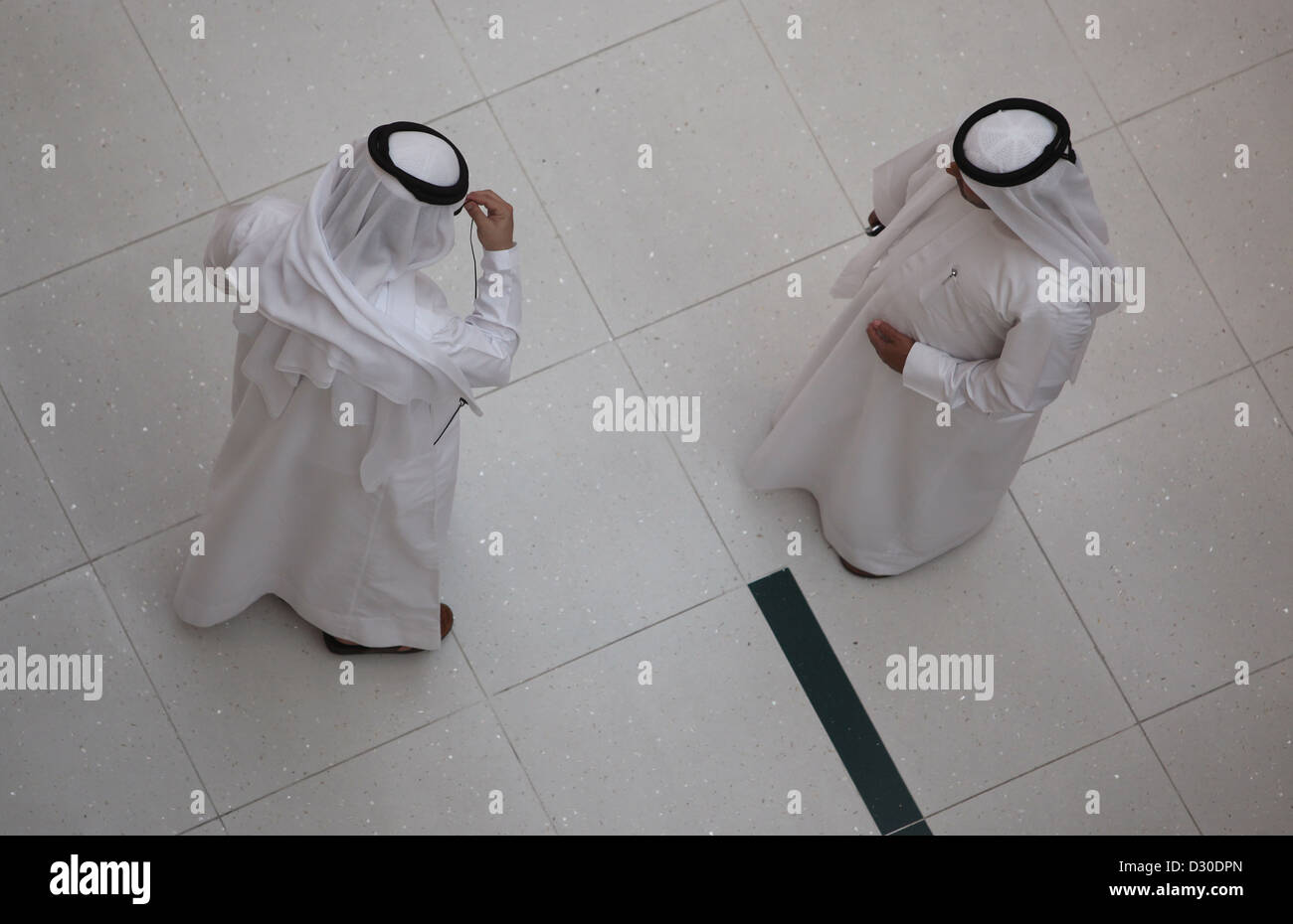 Emirates traditional costumes hi-res stock photography and images - Alamy