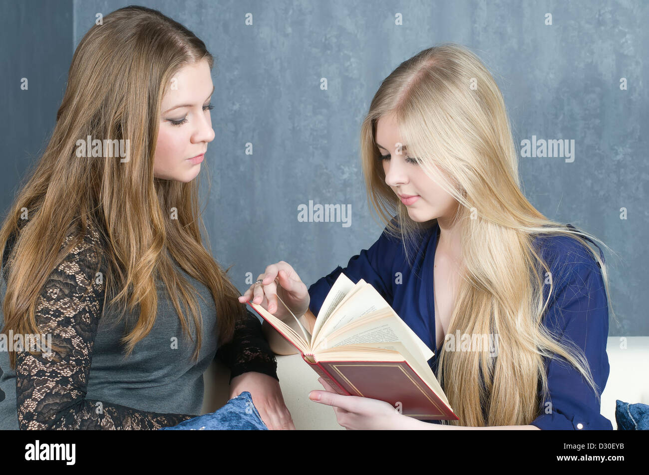 Friends read the book Stock Photo - Alamy