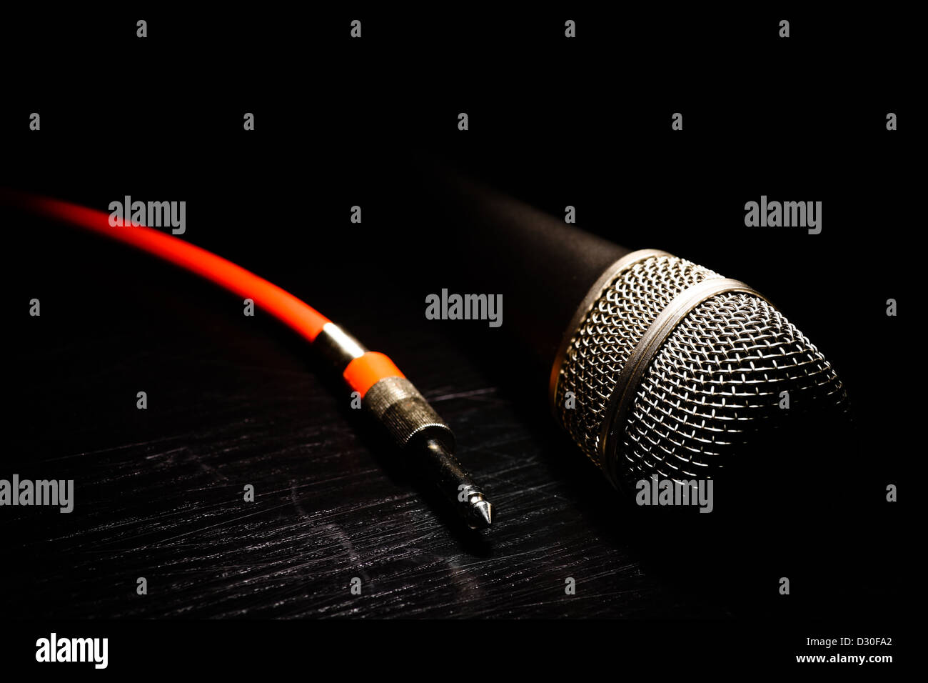 Wire microphone hi-res stock photography and images - Alamy
