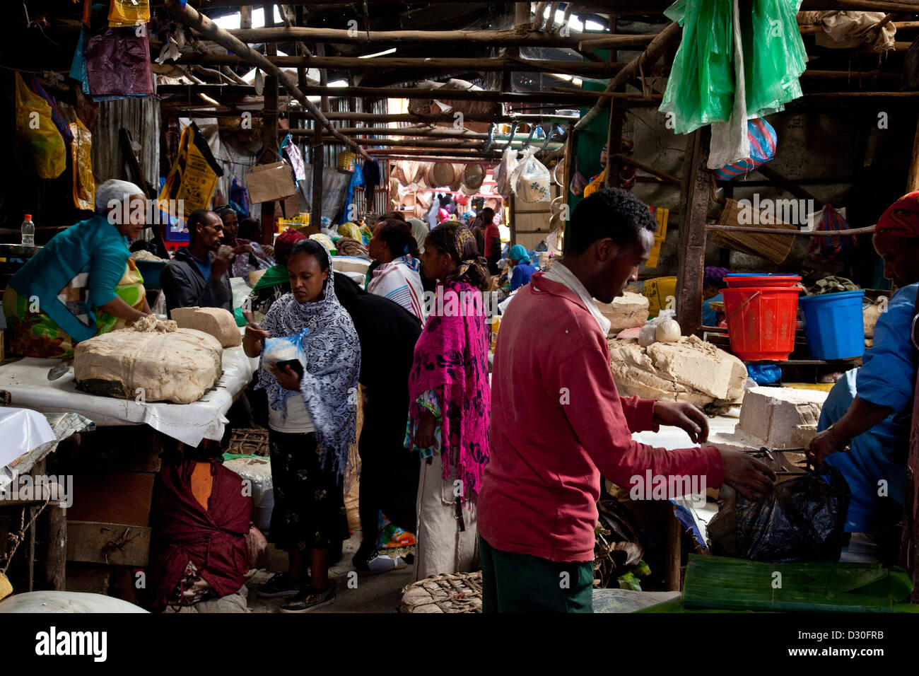 Ethiopian women at the market at addis ababa hi-res stock photography ...