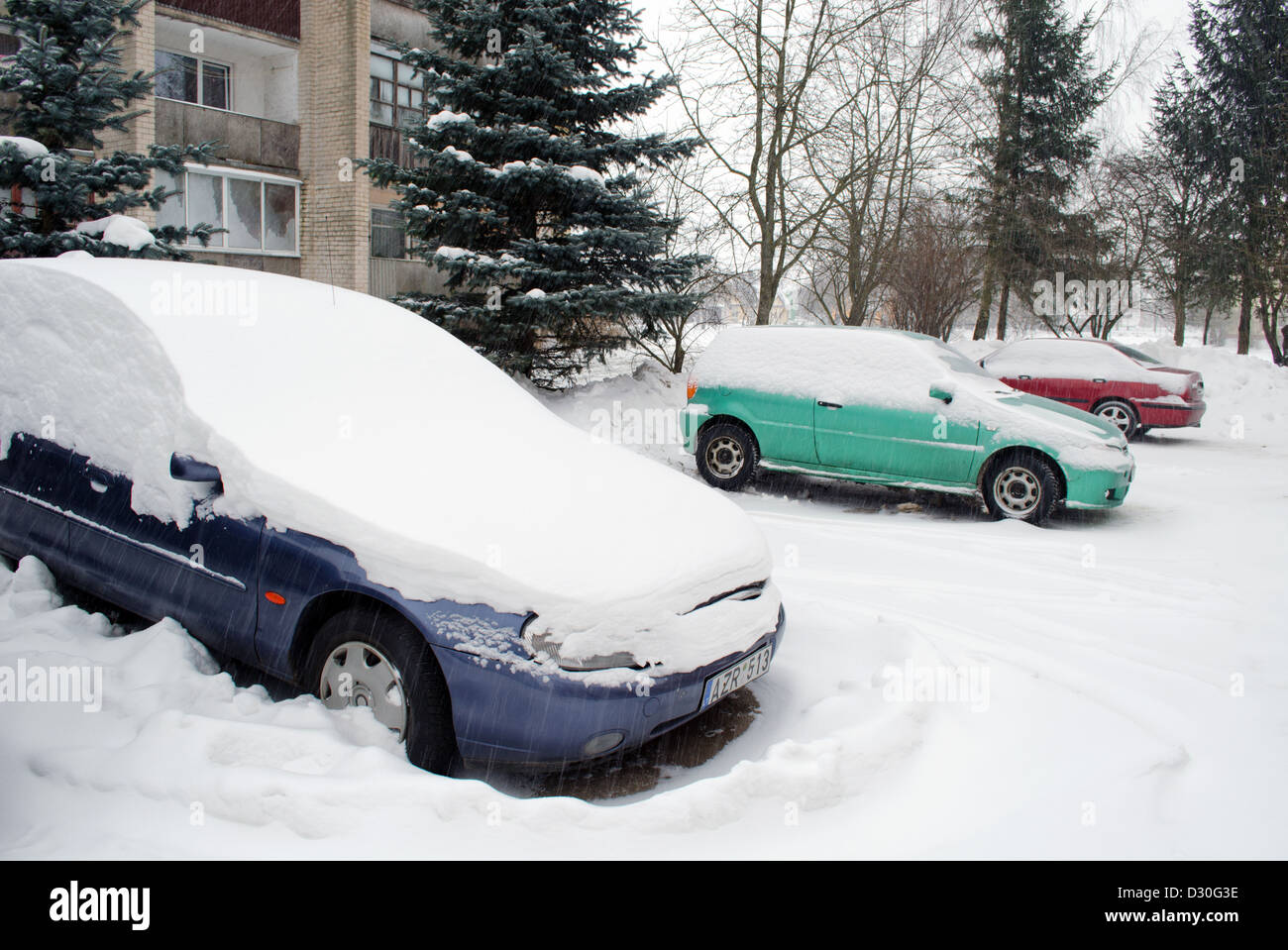 Snow car parking hi-res stock photography and images - Alamy