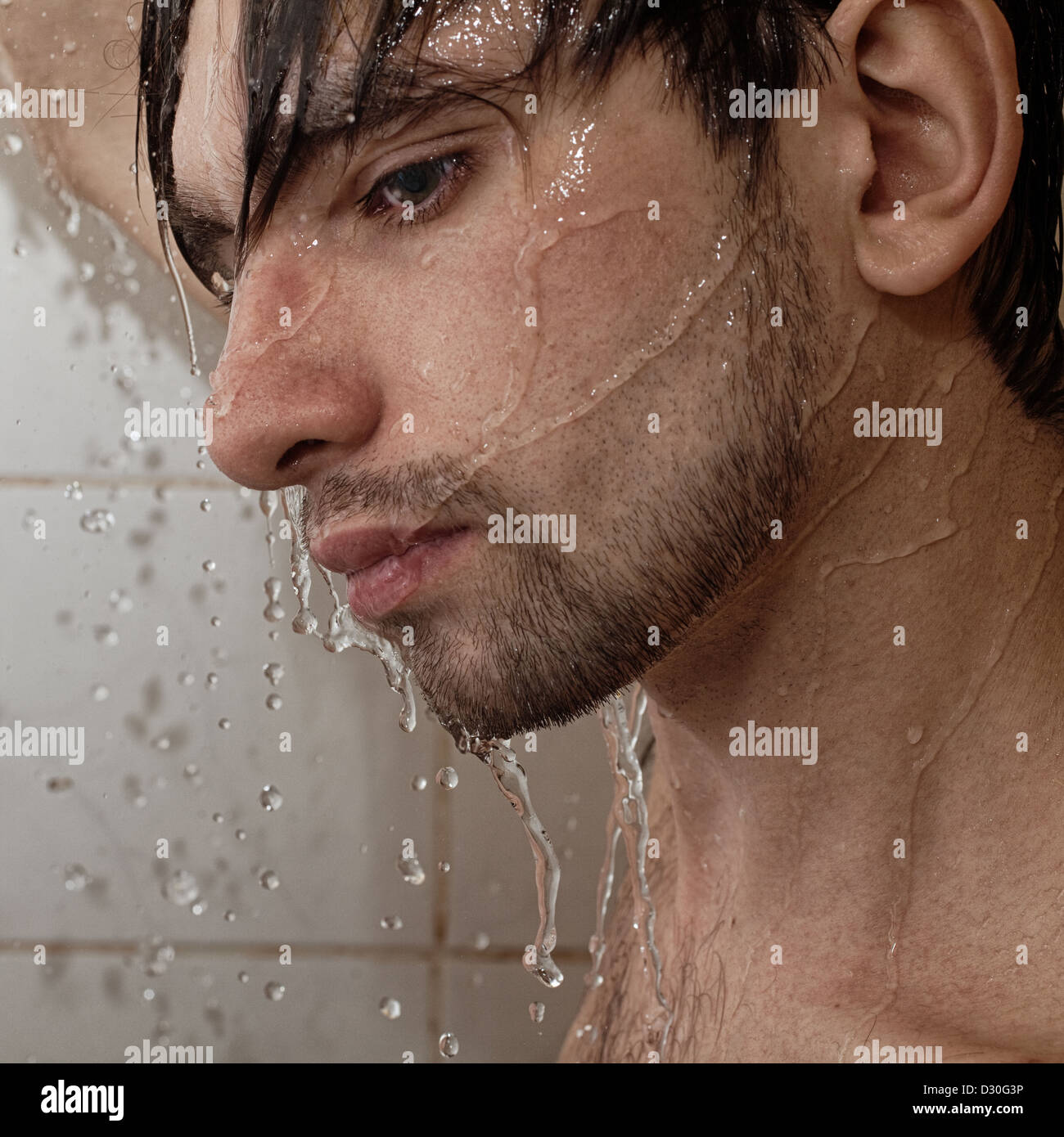 Takes a shower hi-res stock photography and images - Alamy
