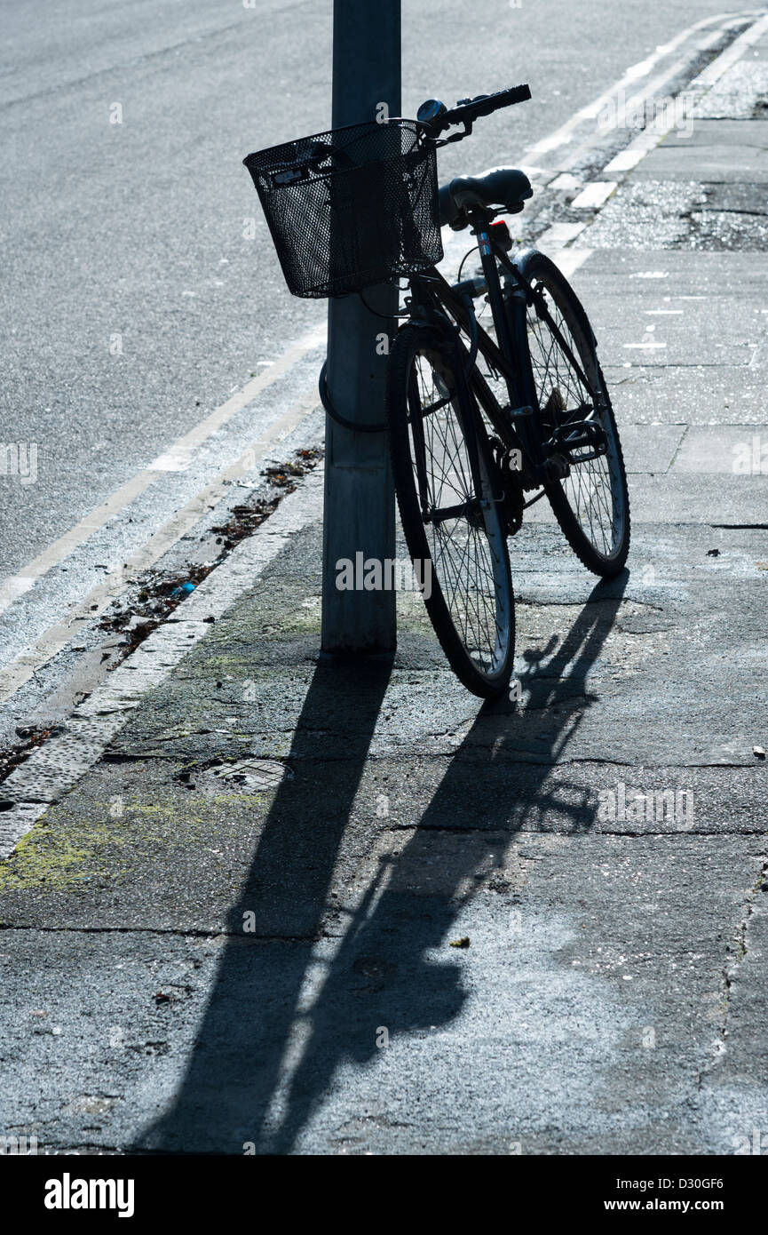 Bicycle leaning lamp post hi-res stock photography and images - Alamy