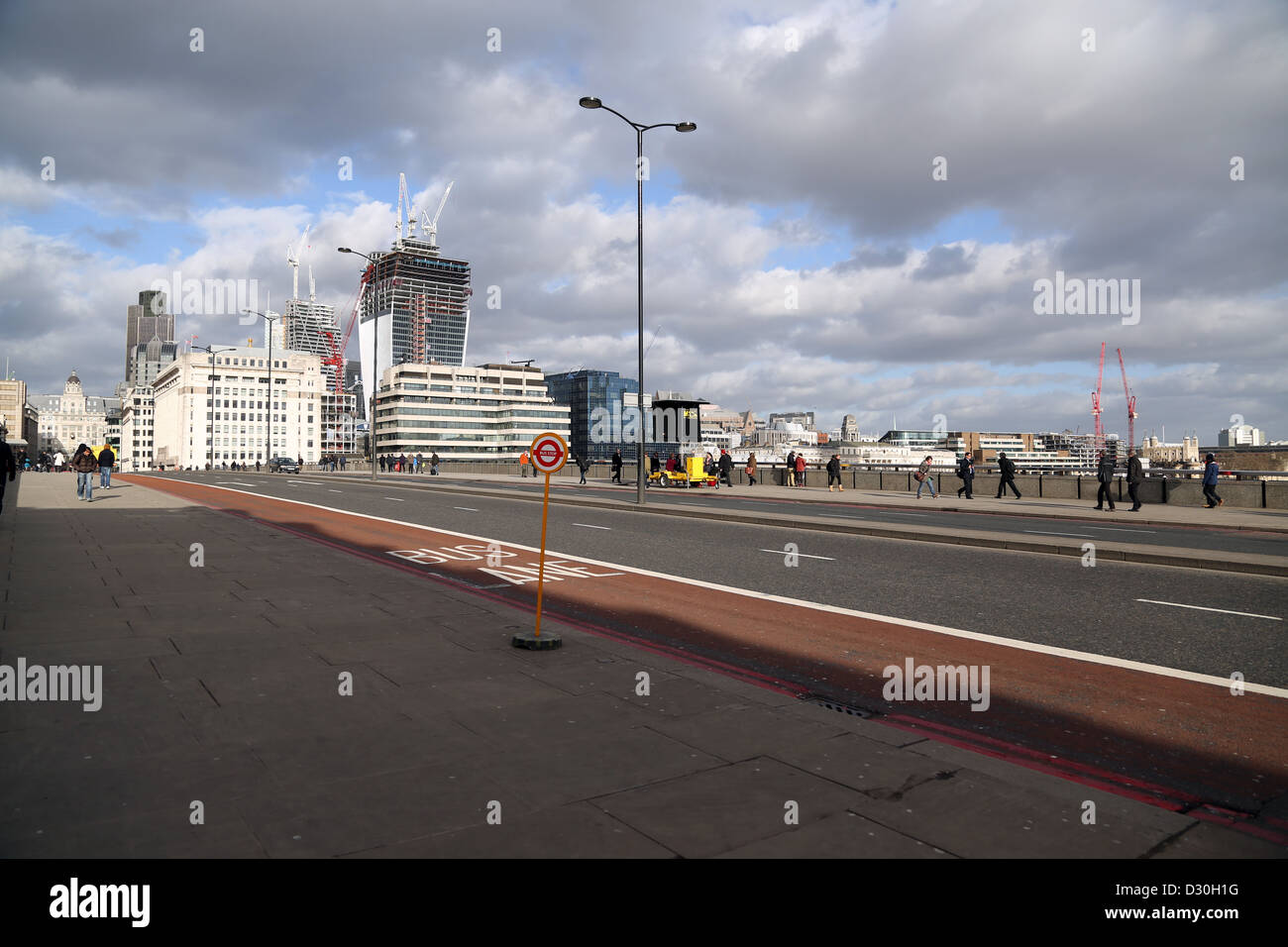 London bridge bus stop hi-res stock photography and images - Alamy