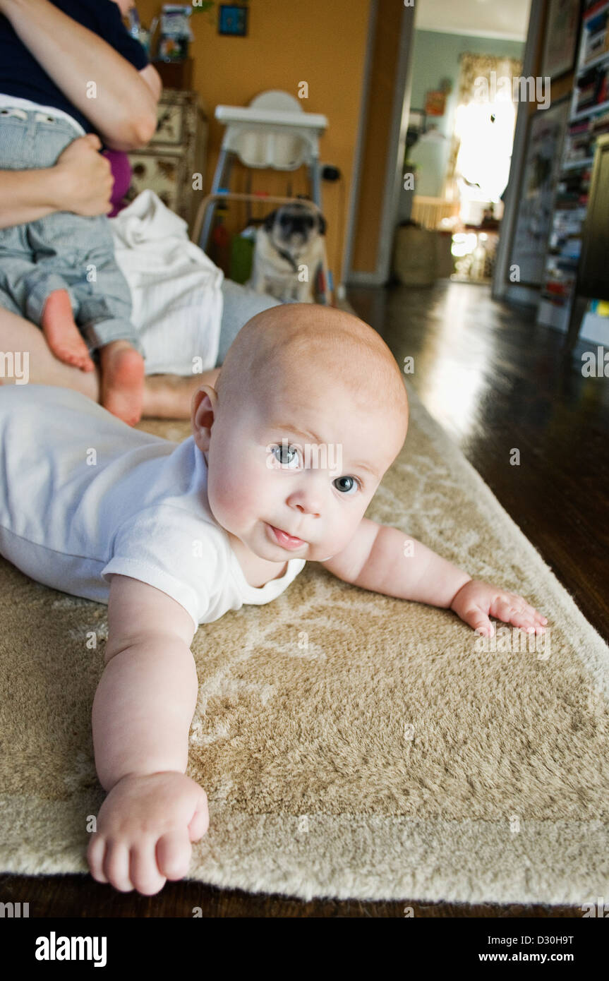 Babies laying on floor together hi-res stock photography and images - Alamy