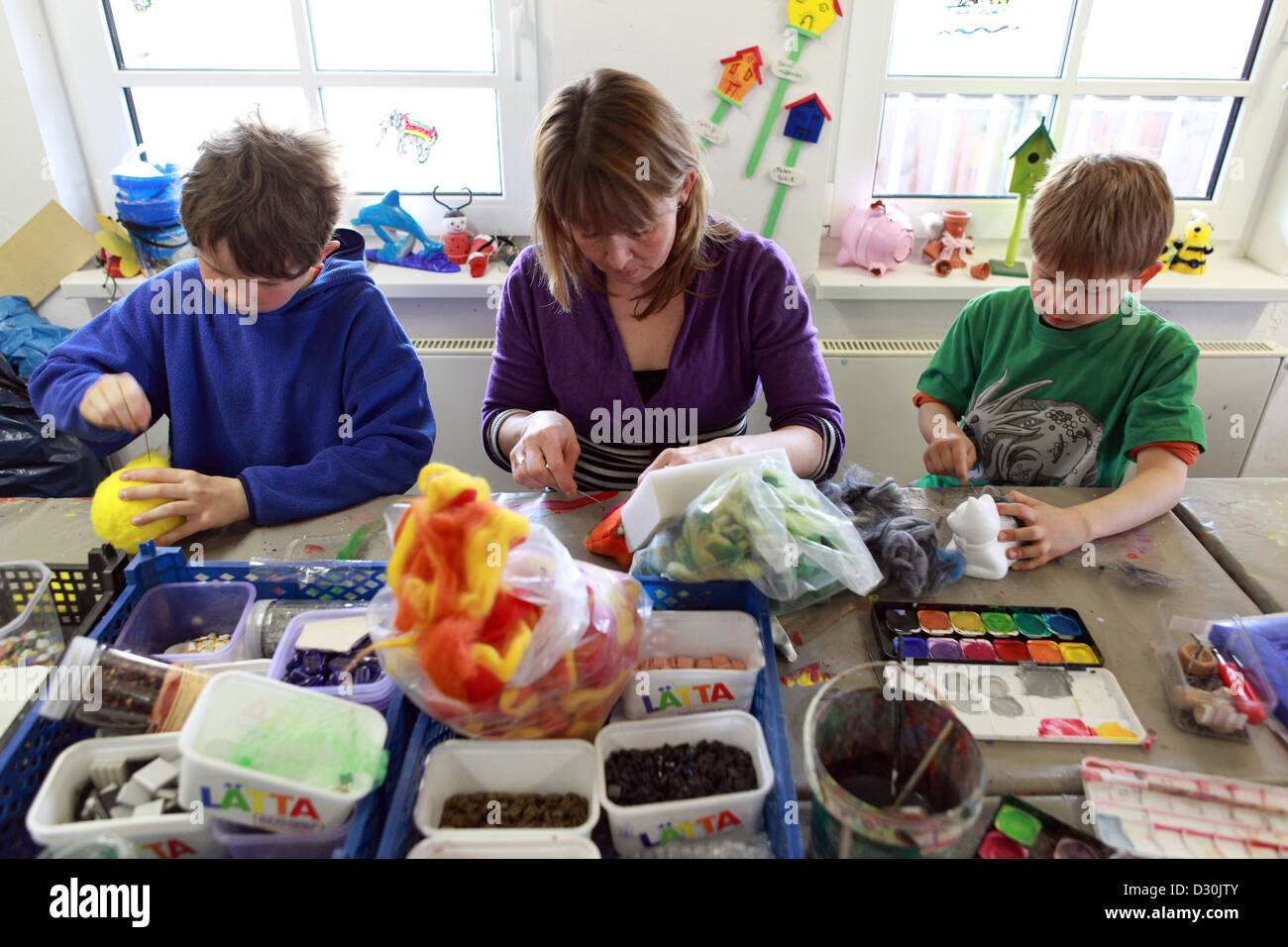 Children tinkering hi-res stock photography and images - Alamy