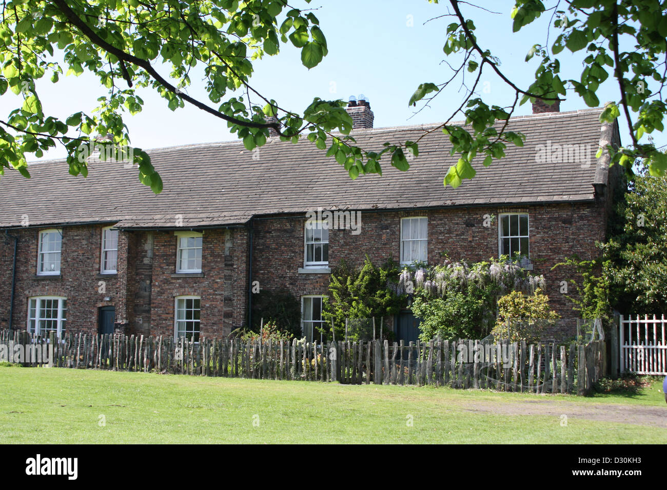 Typical english cottage hi-res stock photography and images - Alamy