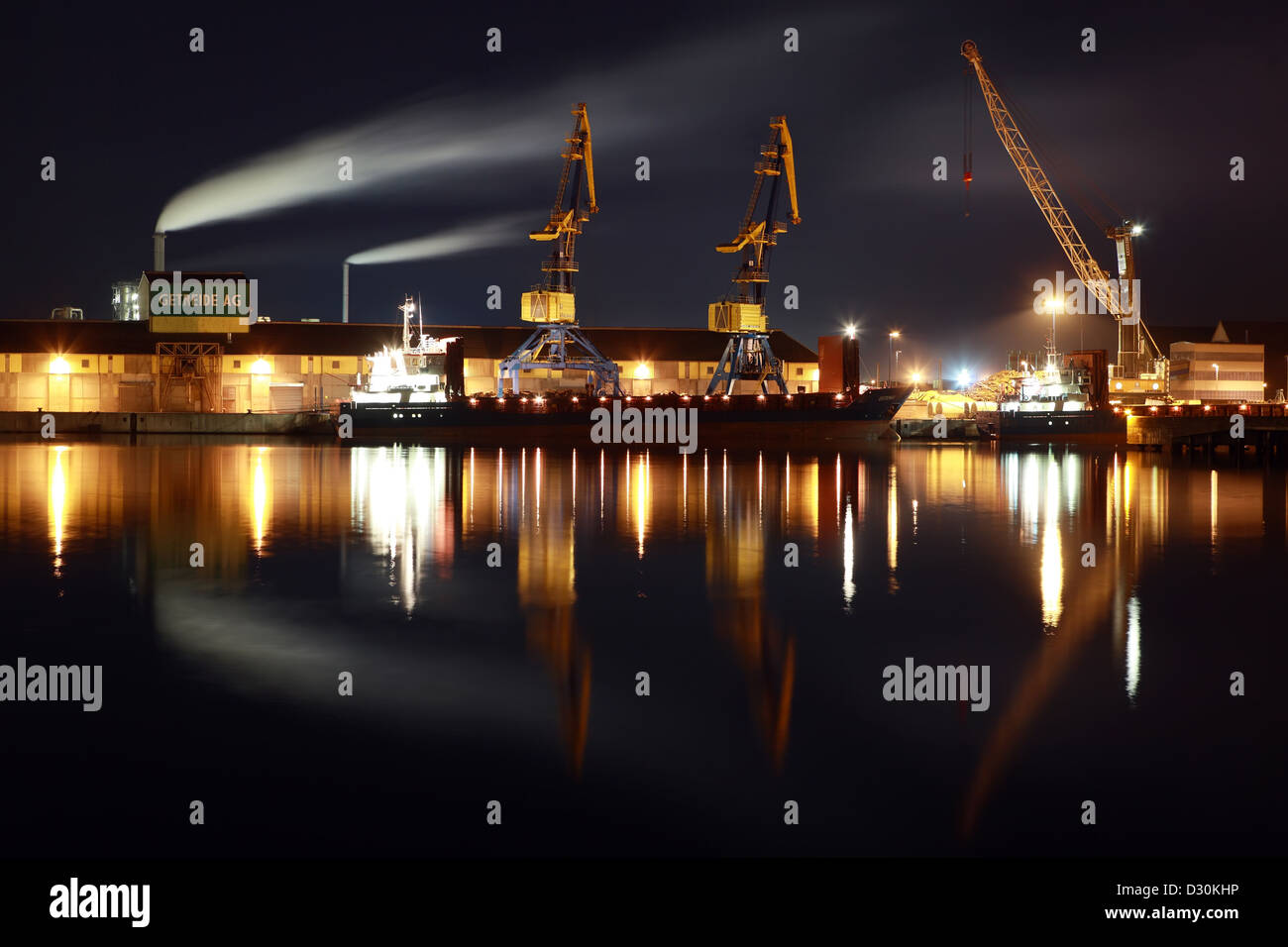 Night view loading grain hi-res stock photography and images - Alamy