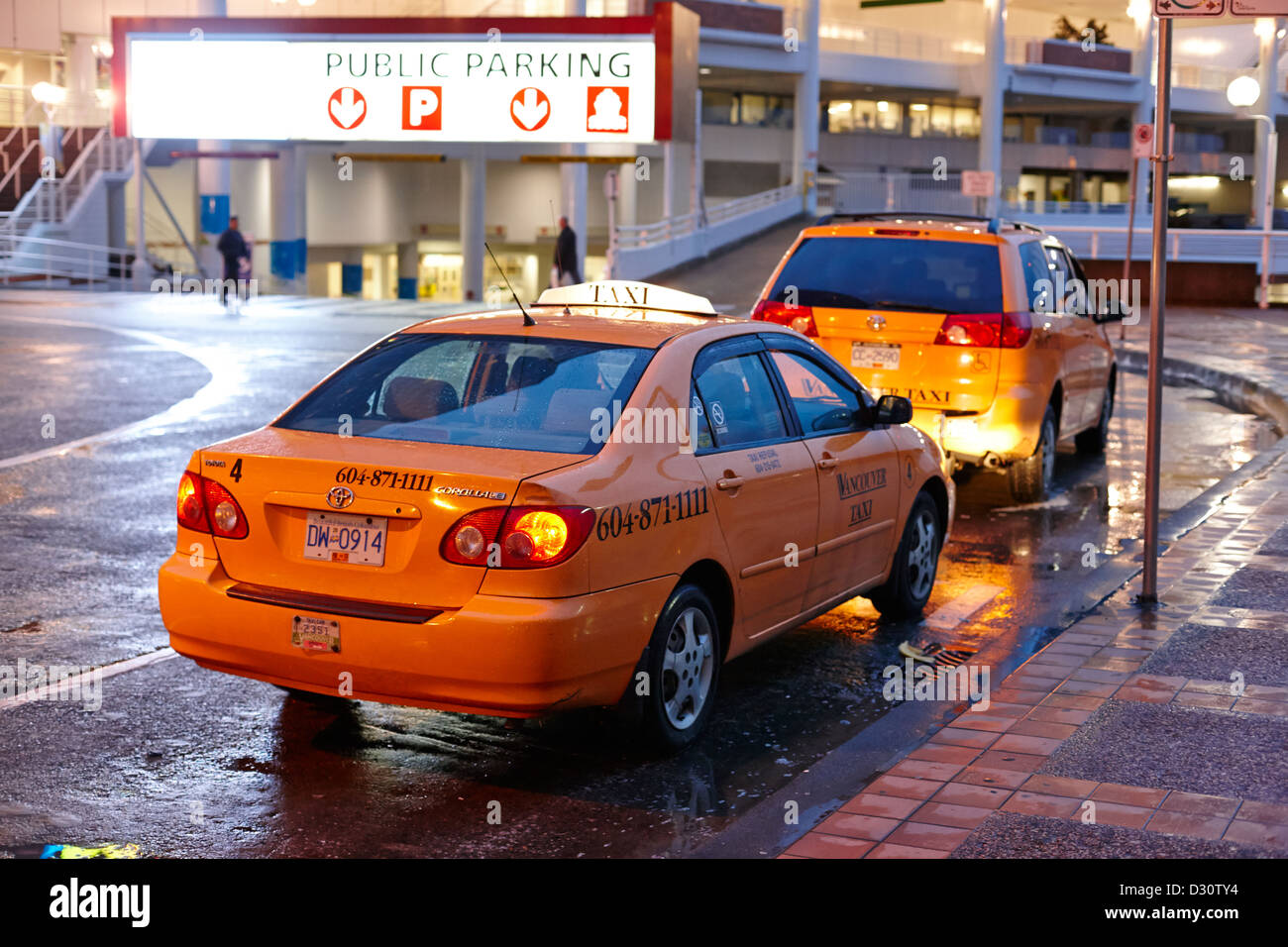 Queue yellow taxi cabs hi-res stock photography and images - Alamy