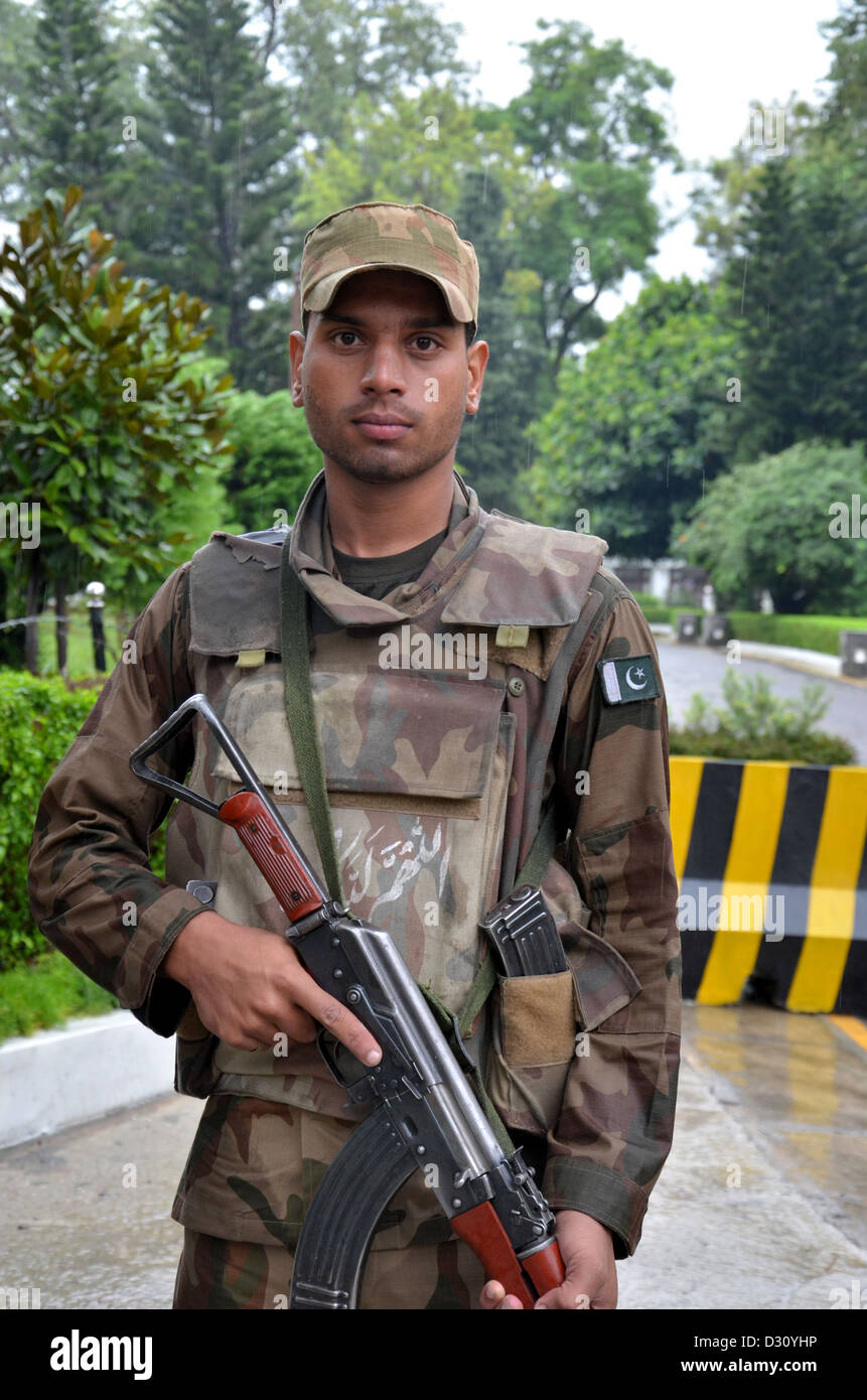 Pakistani infantry soldier stands at guard in the Swat Valley, Pakistan ...