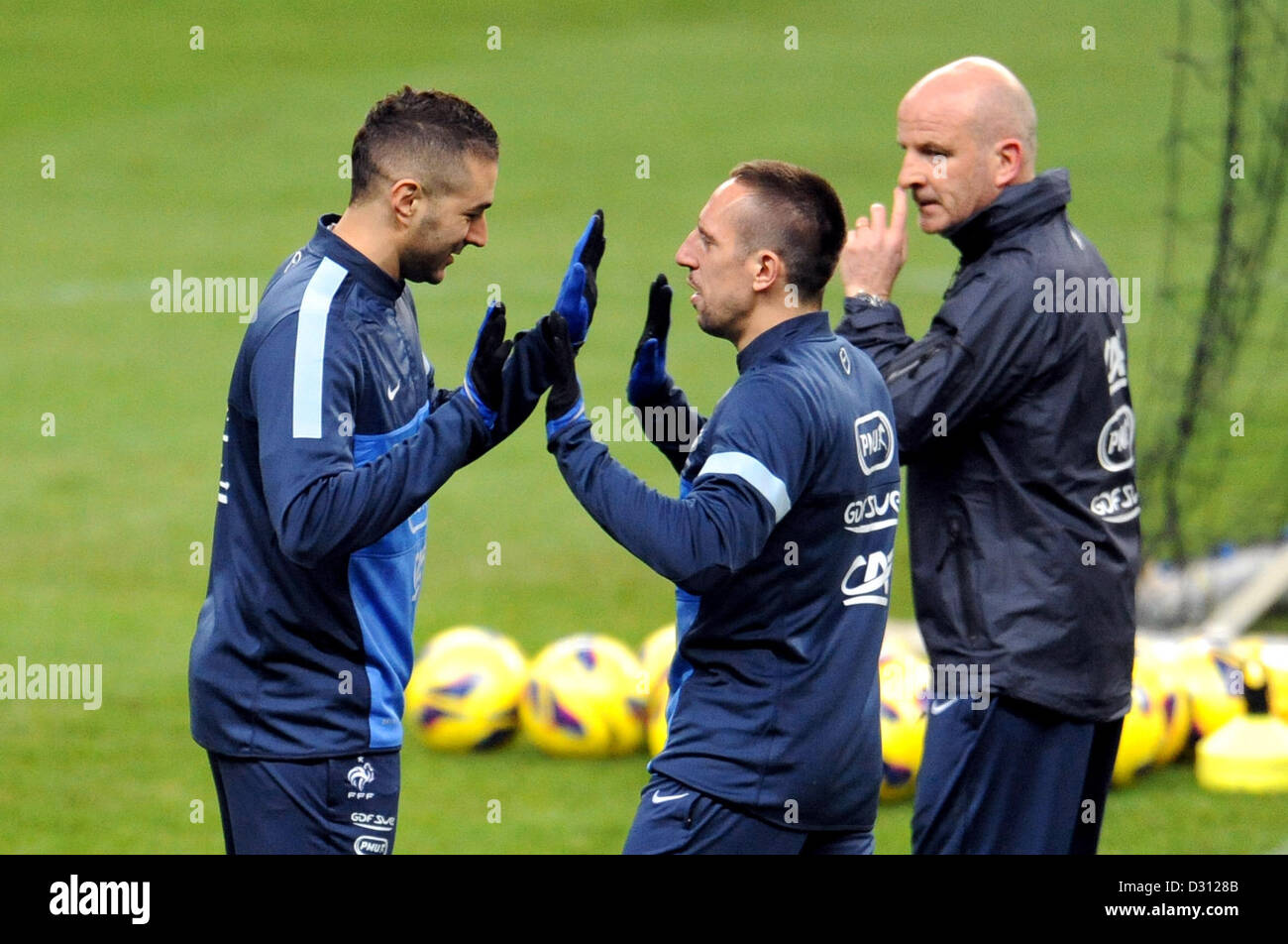 France's Karim Benzema (L) and Franck Ribery take part in French ...