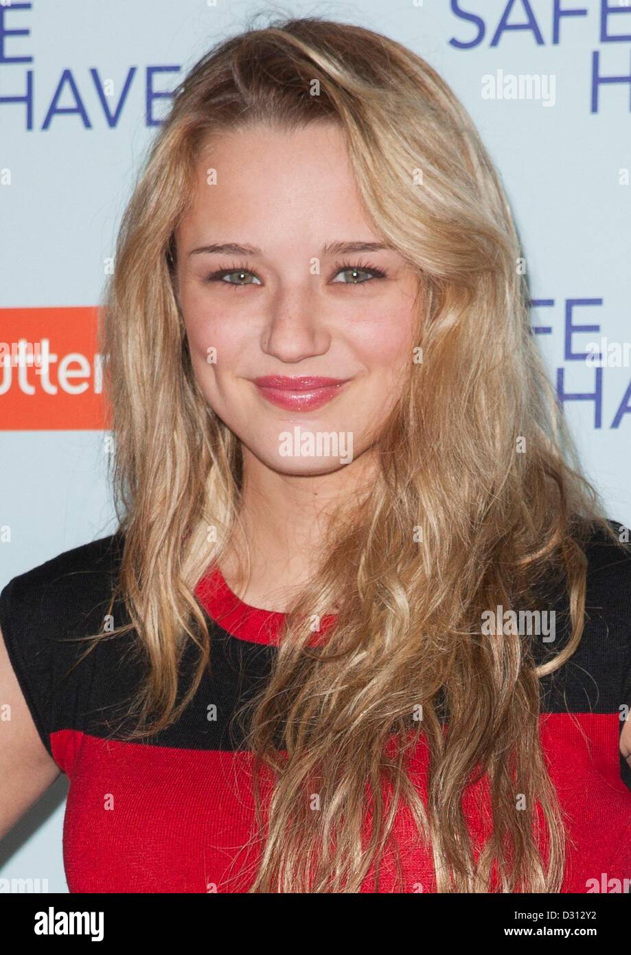 Hunter King at arrivals for SAFE HAVEN Premiere, Grauman's Chinese ...