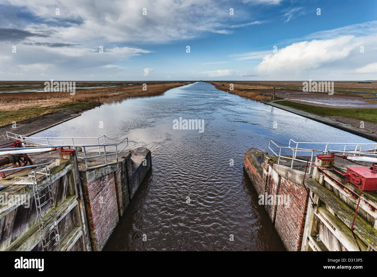 Sea lock gate hi-res stock photography and images - Alamy