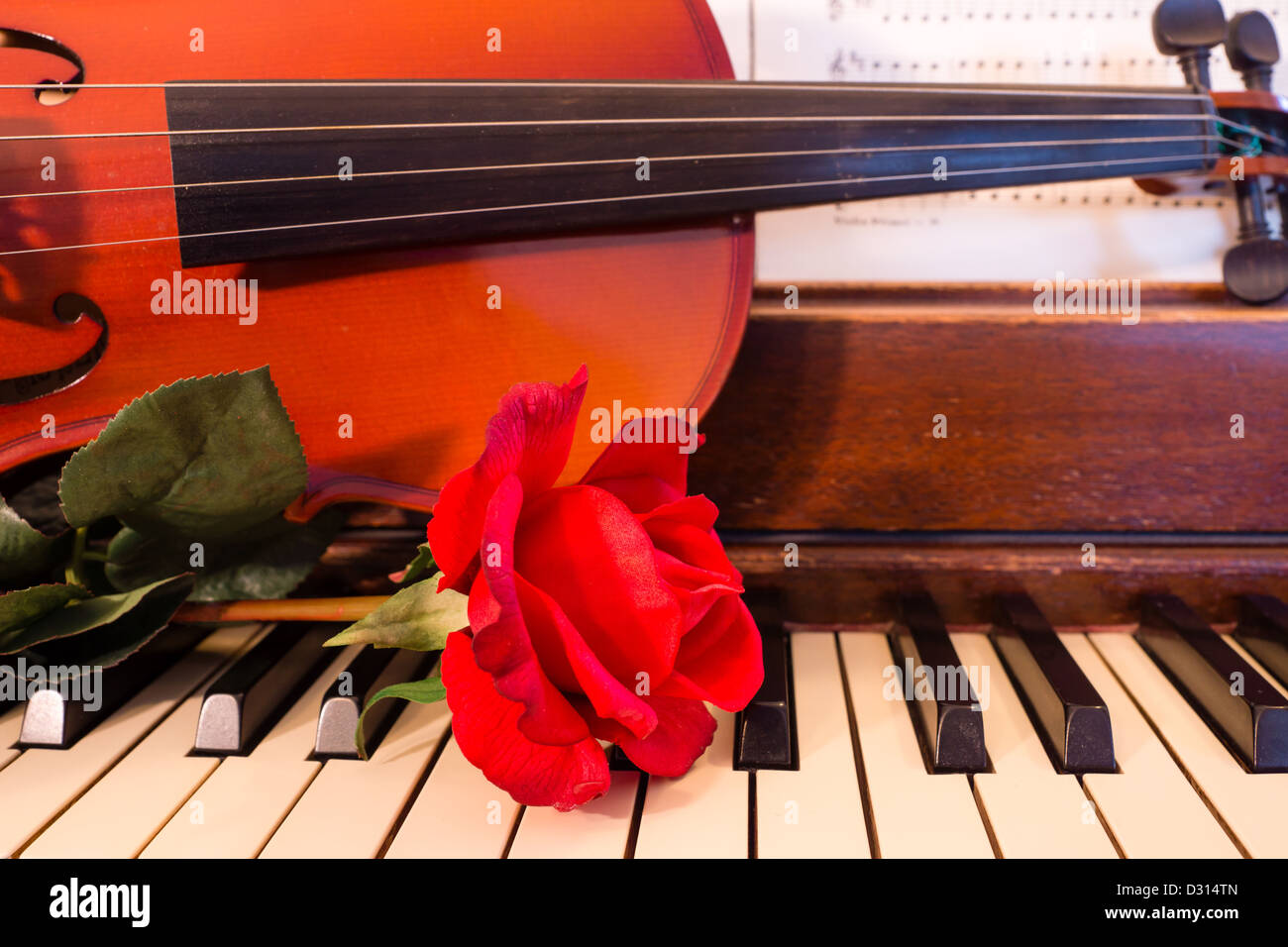Red rose on piano keyboard hi-res stock photography and images - Alamy