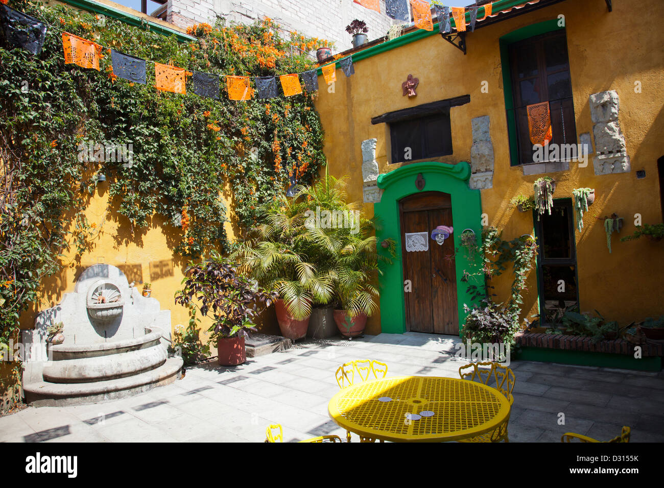 Mexican Courtyard Stock Photos & Mexican Courtyard Stock Images - Alamy
