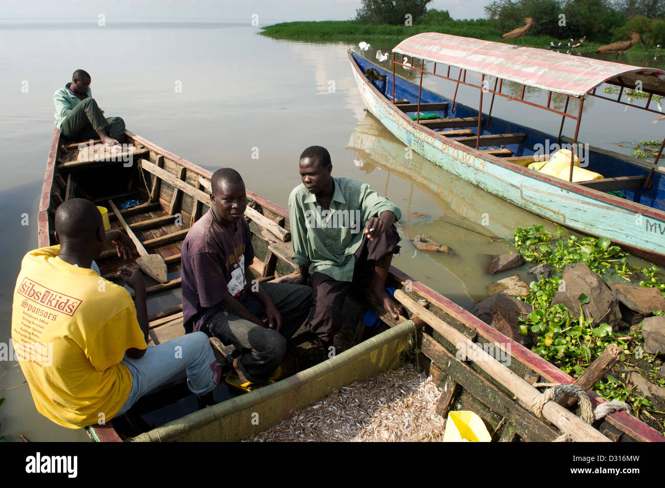 Fishermen selling fish at Dunga Bay, Lake Victoria, Kisumu, Kenya Stock ...