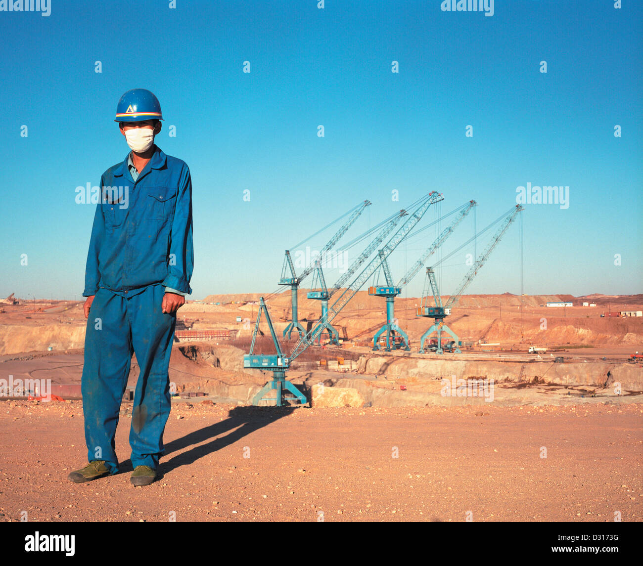 Chinese workers in Sudan, Merowe Dam Stock Photo - Alamy