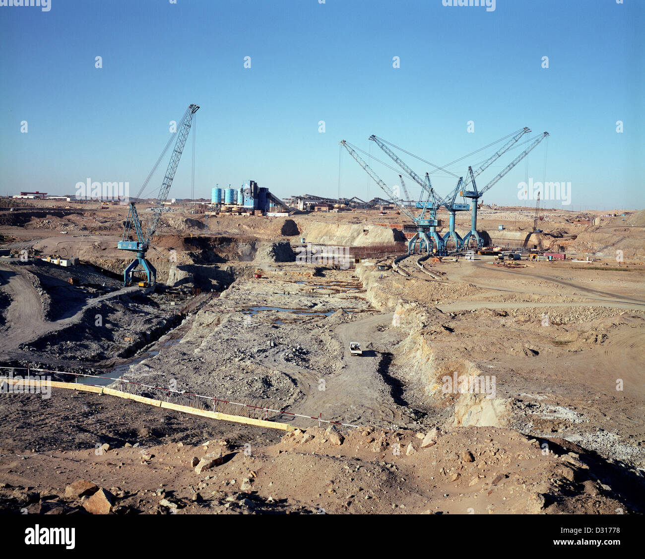 Chinese workers in Sudan, Merowe Dam Stock Photo - Alamy