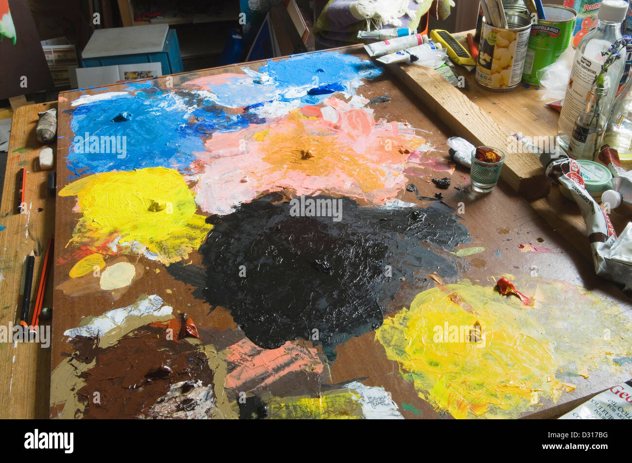 Paint on an artists easel Stock Photo - Alamy