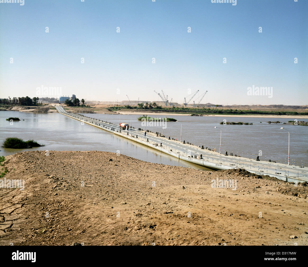 Chinese workers in Sudan, Merowe Dam Stock Photo - Alamy