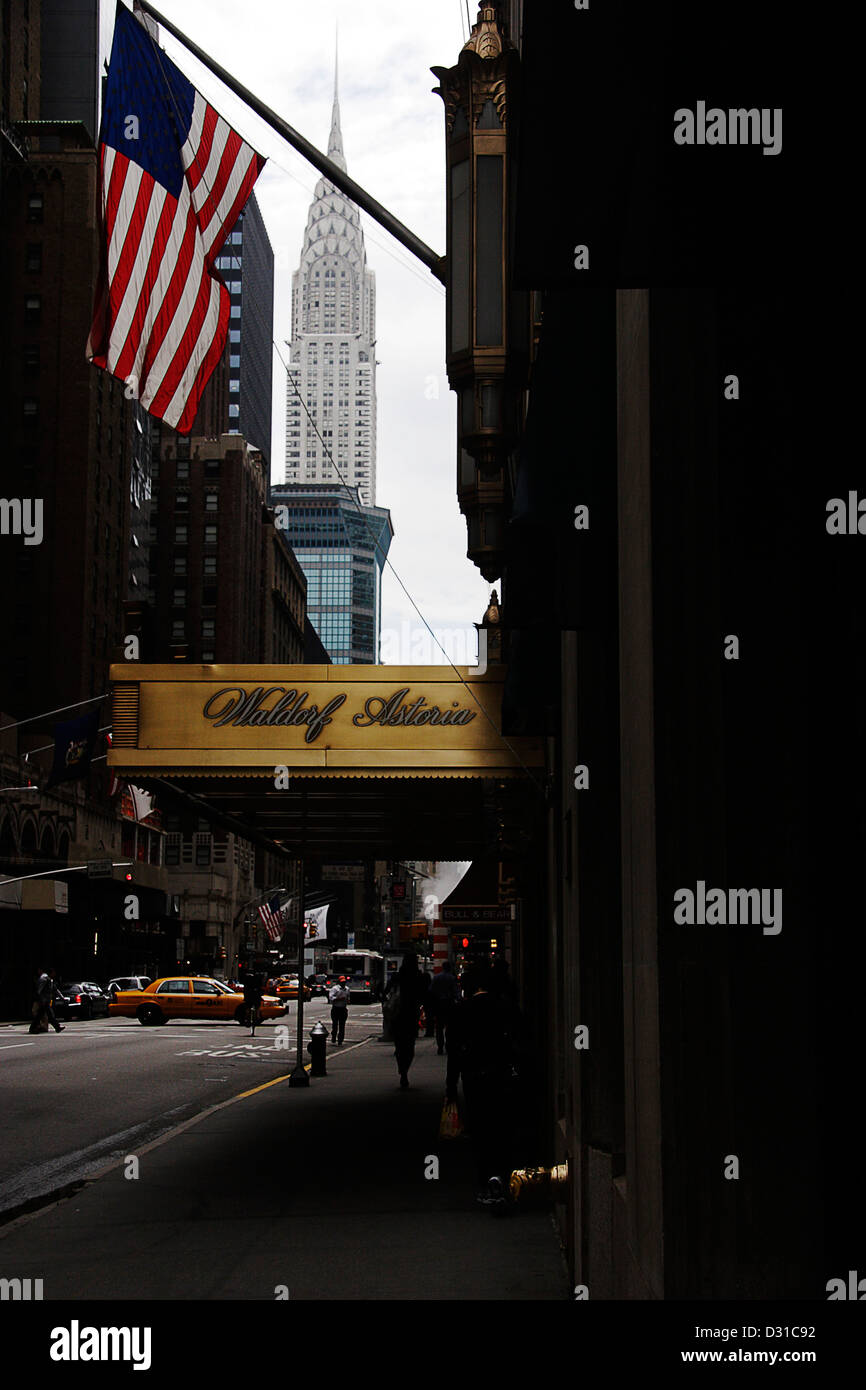 Waldorf Astoria hotel and Chrysler building Stock Photo - Alamy