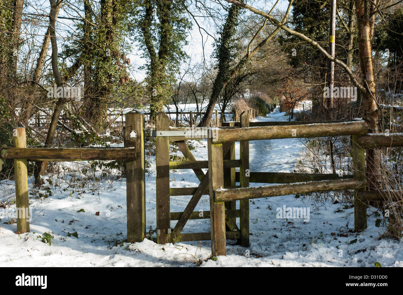 Footpath gate hi-res stock photography and images - Alamy