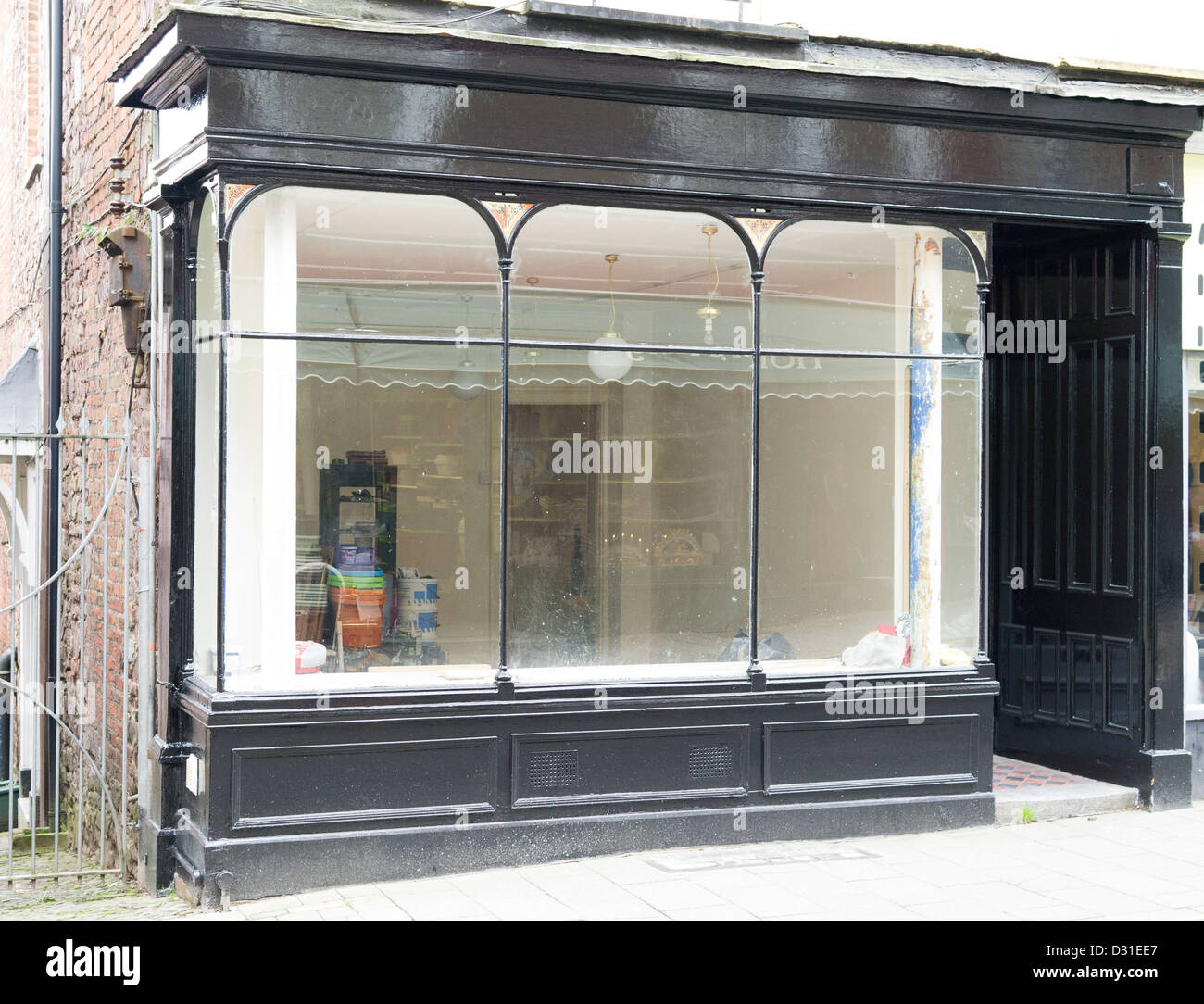 Empty retail shop Stock Photo - Alamy