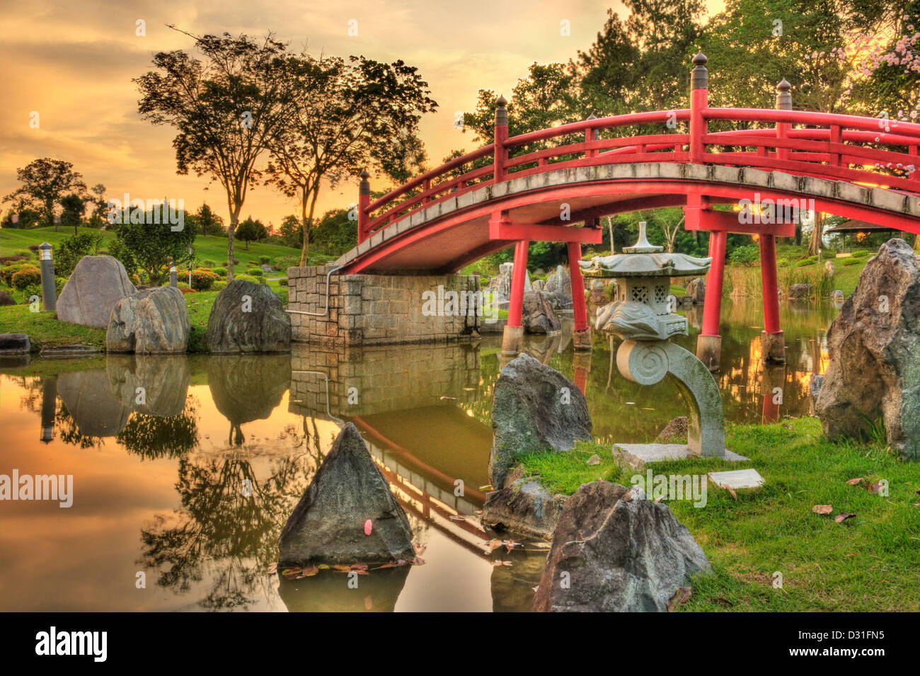 Red japanese bridge hi-res stock photography and images - Alamy