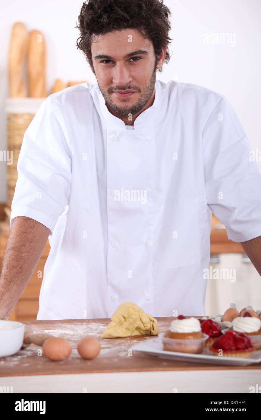 Male baker making sweet cakes Stock Photo - Alamy
