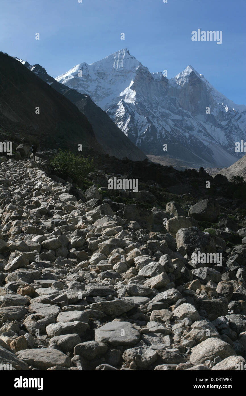 The trail from Bhojbasa, the last settlement in the upper Bhagirathi ...