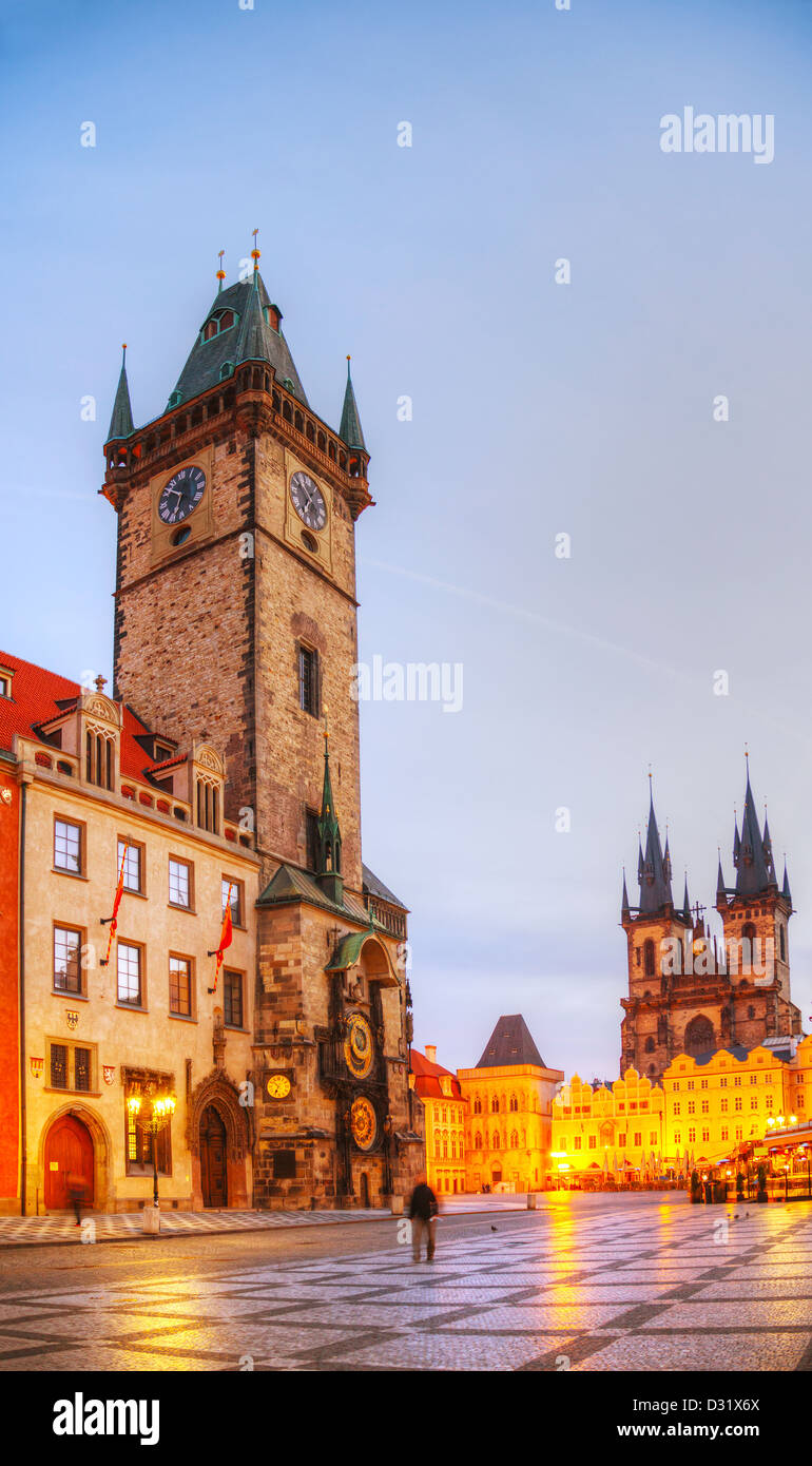 Sunrise in city square hi-res stock photography and images - Alamy