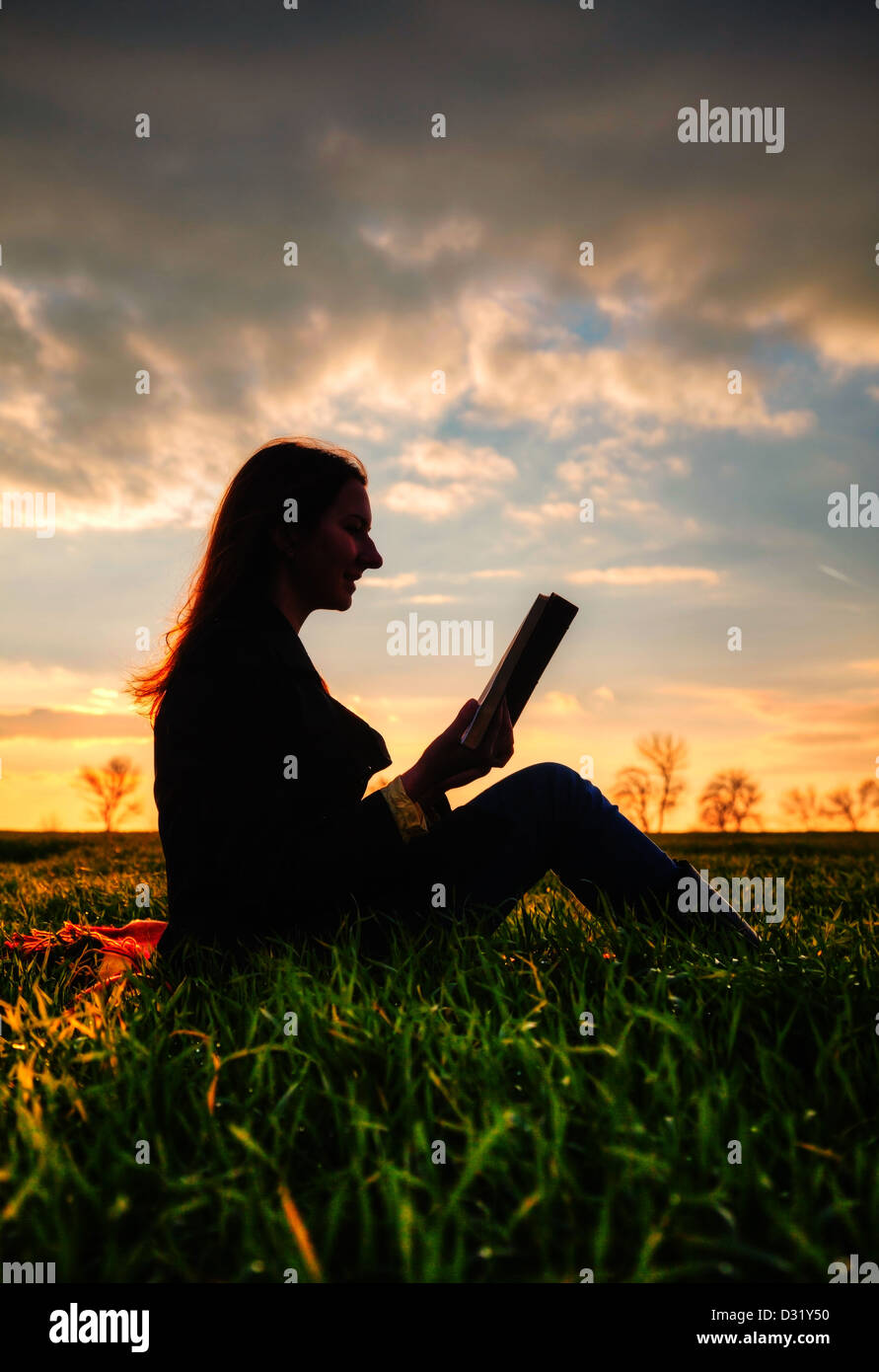 Silhouette girl reading book hi-res stock photography and images - Alamy