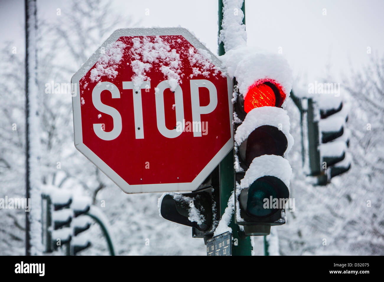 Winter, snow covered traffic lights Stock Photo - Alamy