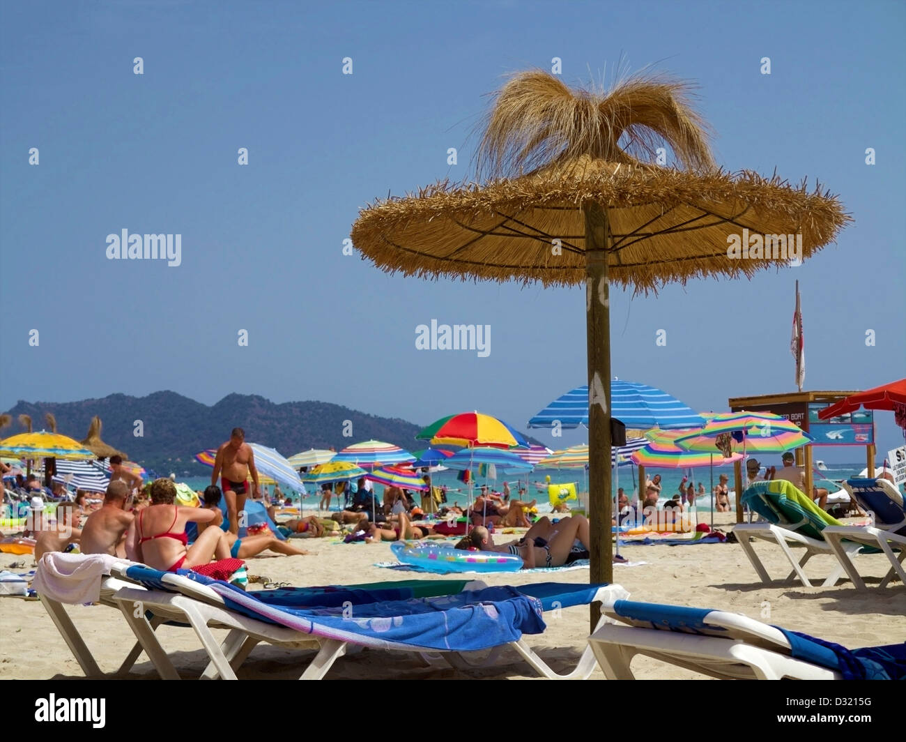 Sun parasols on the beach in the Algarve, Portugal Stock Photo - Alamy