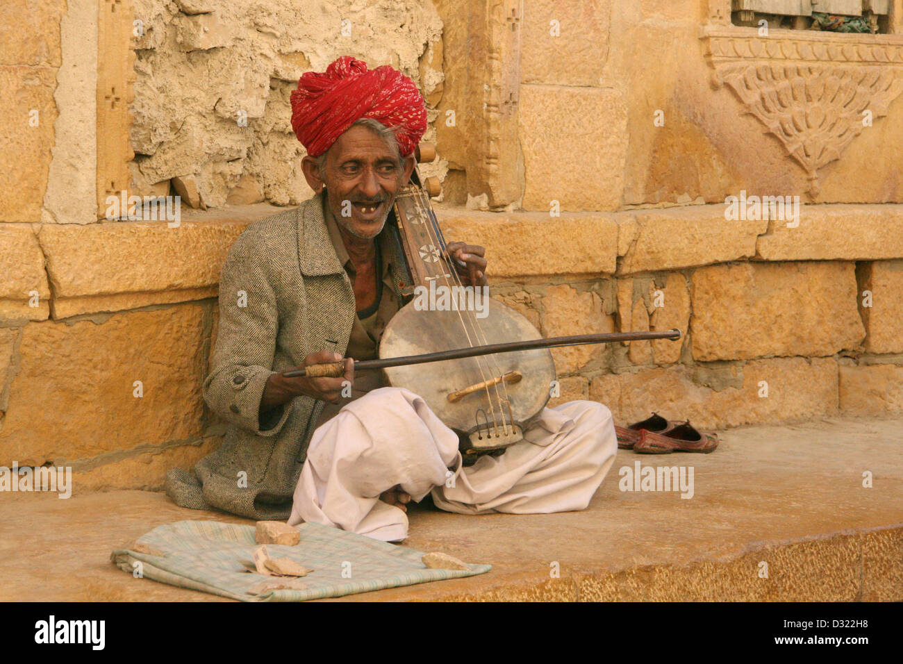 Old musician playing traditional music, Thar Desert Stock Photo - Alamy