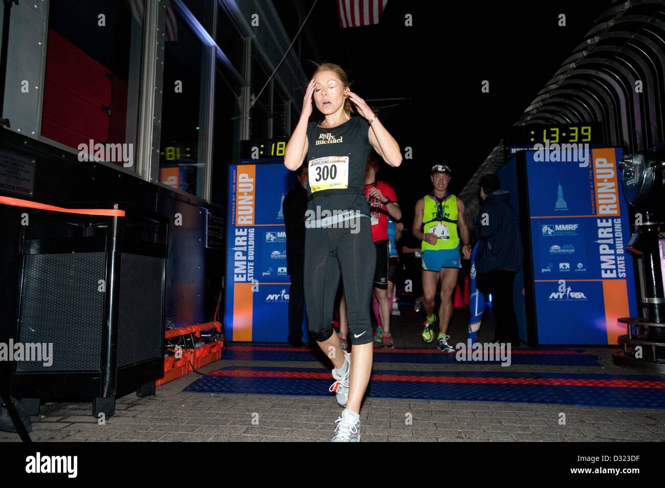 Feb. 6, 2013 - Manhattan, New York, U.S. - KELLY RIPA crosses the ...