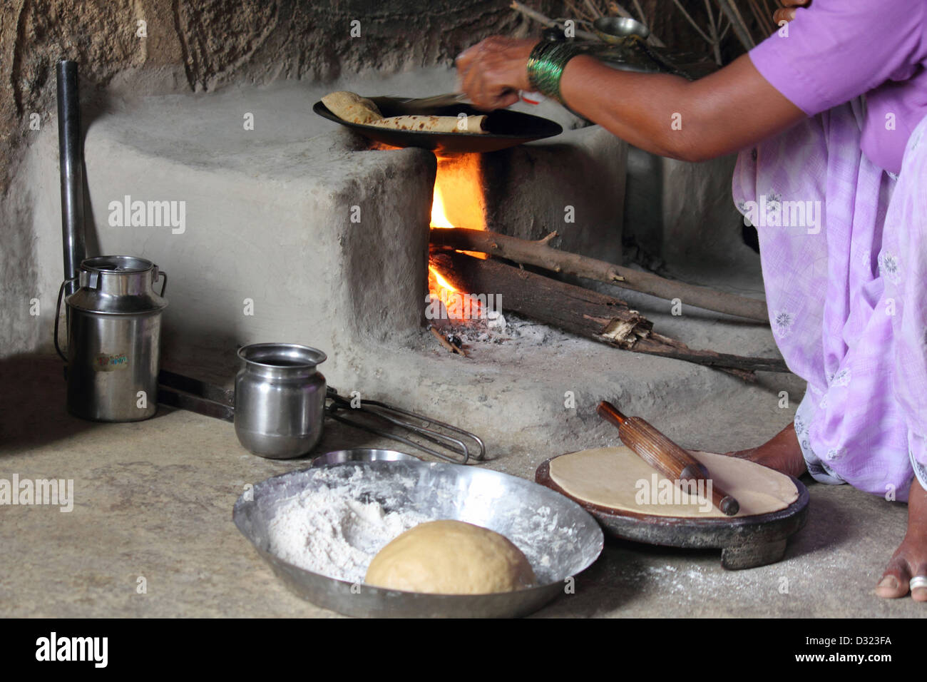 Woman making chapati or Indian bread Stock Photo - Alamy
